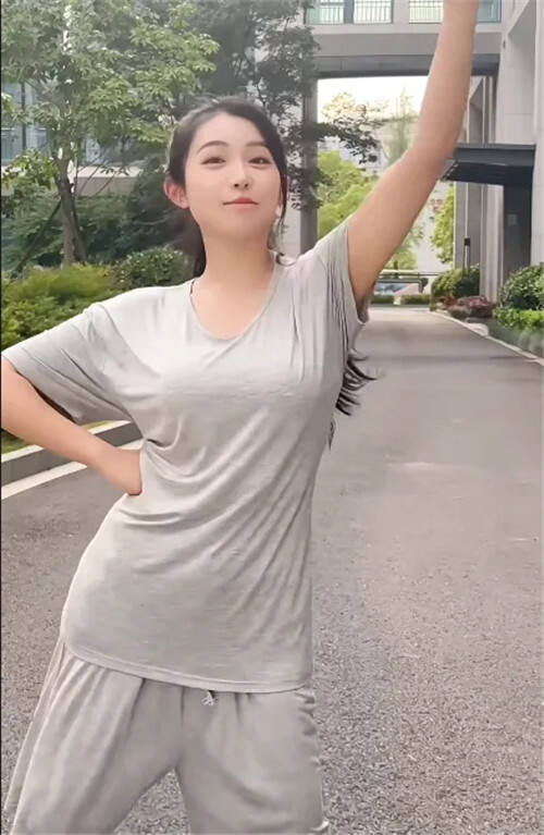 “前舞蹈一姐”鱼吧突然解禁引热议！现身秒带货又遭封，网友：真·昙花一现？_特玩娱乐站yule.te5.cn