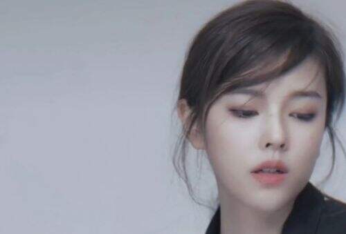 当女主播开始“卷”身材，呆妹、沫子互量胸围，直播现场火药味十足！_特玩娱乐站yule.te5.cn