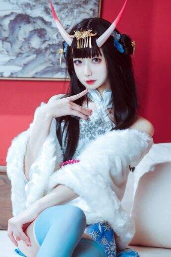 碧蓝航线能代COS，蓝色腿袜加修长双腿，小表情太妩媚，这谁看了不迷糊_特玩娱乐站yule.te5.cn