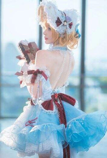 美女coser还原爱丽丝，蓝裙红唇，白袜高跟，演绎最可爱的大魔王_特玩娱乐站yule.te5.cn