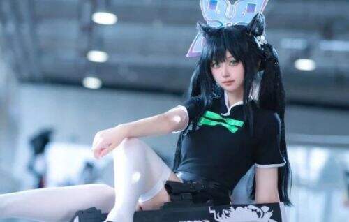 碧蓝档案幼瞬COS：白袜翘足，娇小可人，简直太太太可爱了！_特玩娱乐站yule.te5.cn