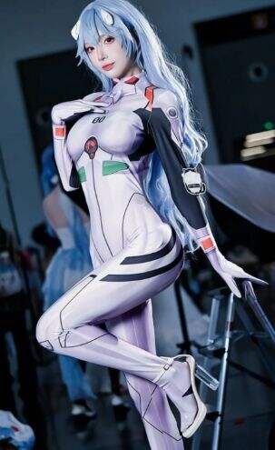 EVA绫波丽COS：紧身胶衣凸显身材，蓝色长发太撩人，看了直喊老婆！_特玩娱乐站yule.te5.cn