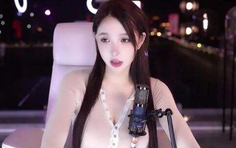 女主播米娜偷偷开播！穿着大胆被警告，现场重现热舞，网友：爷青回_特玩娱乐站yule.te5.cn