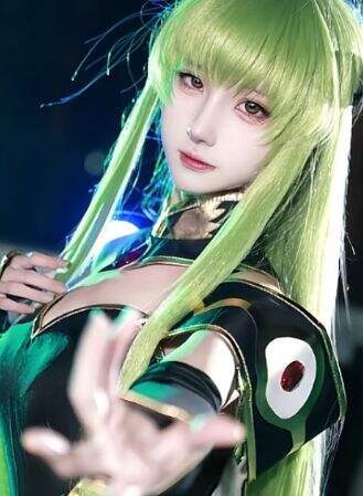 00后小姐姐COS鲁鲁修CC，绿色长发好飘逸，身材曼妙曲线太诱惑_特玩娱乐站yule.te5.cn