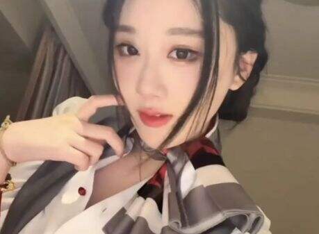 轩子巨2兔晒多张美照，称自己在酒店做兼职，衣衫花哨引网友吐槽_特玩娱乐站yule.te5.cn