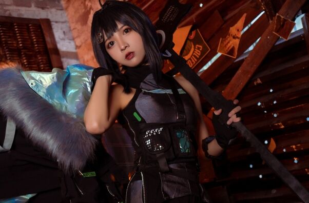 《明日方舟》羽毛笔COS：短发美女太好看，冷艳与魅力兼顾，气质拉满_特玩娱乐站yule.te5.cn