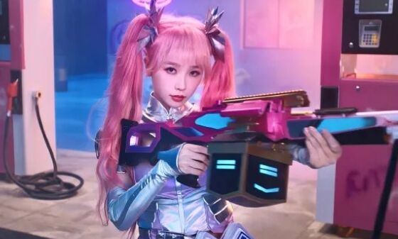 虞书欣COS《和平精英》女枪手，粉色双马尾太可爱，又甜又酷绝绝子_特玩娱乐站yule.te5.cn